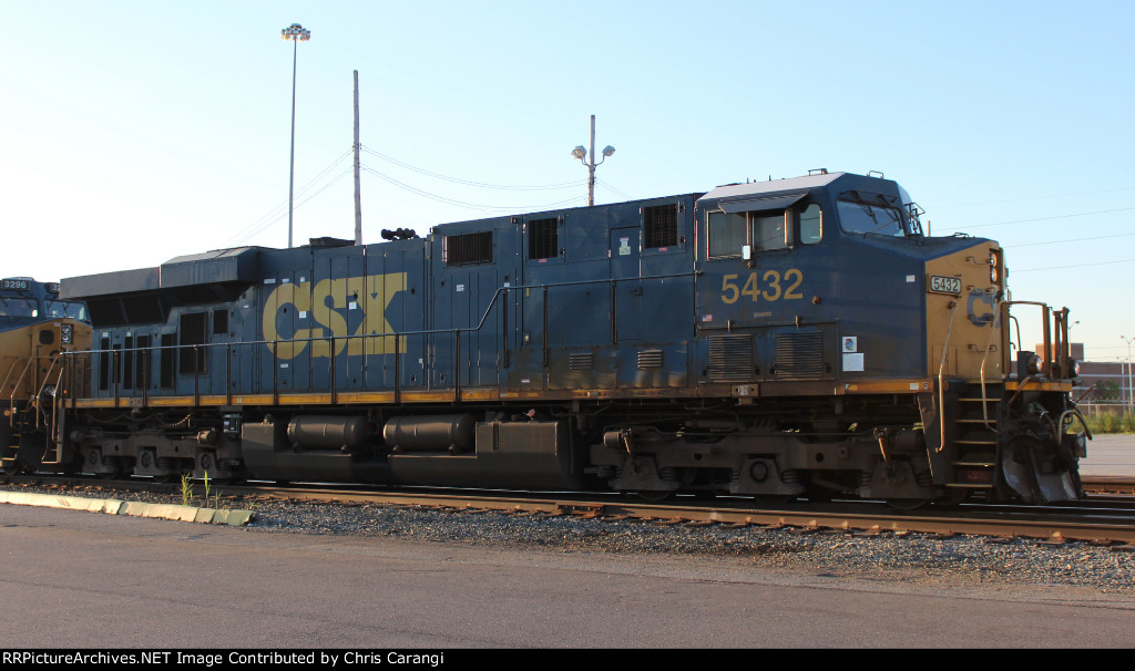 CSXT 5432 on Q301-06